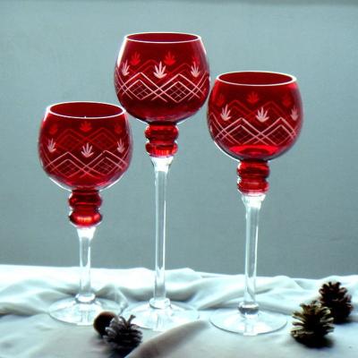 Chine Bougeoirs de verre rouges de conception de Cutted de main de longue tige de couleur à vendre