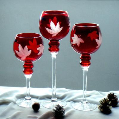 Chine Bougeoirs de verre rouges de conception de Cutted de main de longue tige de couleur à vendre