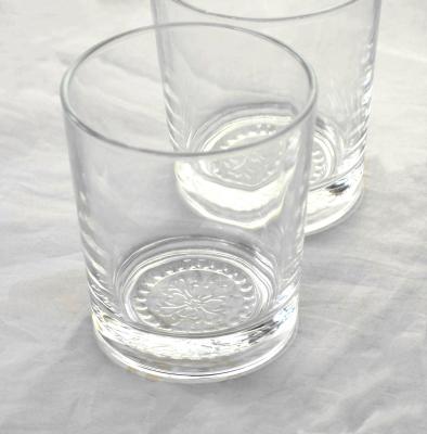 중국 도매 간결한 체조 선수 음주 잔은 엠보싱된 꽃 문양 두배 오래된 패션 글라스 월드컵을 특화했습니다 판매용