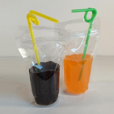 Cina Printing Moisture Proof Self Standing Pouches Liquid Bags Juice Beverage Plastic Food Packaging With Straws in vendita