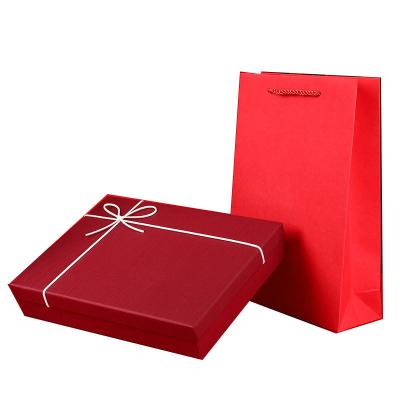 Cina Ordine personalizzato accettato Capo di lusso e scatola base per T-shirt abbigliamento imballaggio regalo in vendita