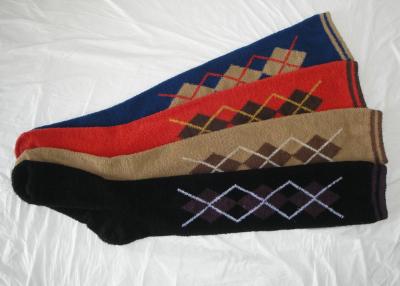 China Calcetines coloridos del tubo de la rodilla del algodón que hacen punto altos con el modelo de Argyle para las señoras en venta