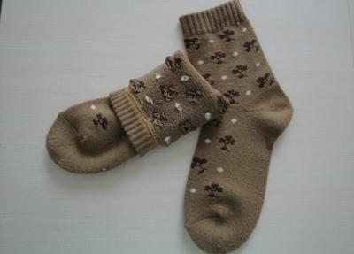 China Calcetines de acrílico del Terry-lazo de la aduana el 50%, calcetines suaves de las señoras del invierno con el logotipo del telar jacquar en venta