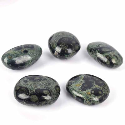 Cina Wholesale Natural Malachite Healing Gifts Crystal Mineral Samples Home Decoration Palm Oval Stone From Europe in vendita
