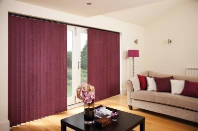 中国 Red Vertical Curtain Electric Blackout Suitable For Living Room, Bedroom, Office, Balcony Partition 販売のため