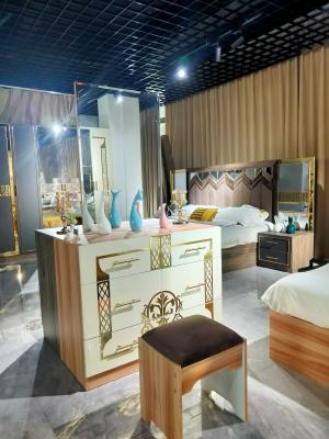 Chine Les meubles à la maison en bois solides de chambre à coucher ont placé la garde-robe durable de lit de panneau de forces de défense principale à vendre