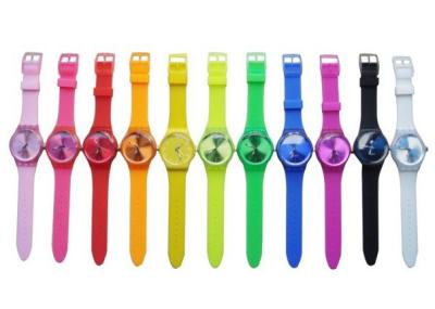 China Het kleurrijke Horloge van de Siliconegelei met Water Bestand 1 ATM voor Vrouwen Te koop
