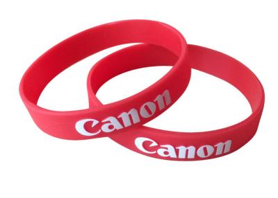 Cina Materiale ecologico di logo stampato seta di gomma dei braccialetti su misura rosso in vendita