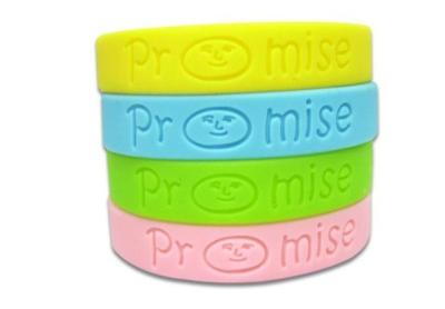 Cina Incandescenza nottilucente di gomma su ordinazione della polvere delle bande di polso in braccialetti scuri del braccialetto del silicone in vendita