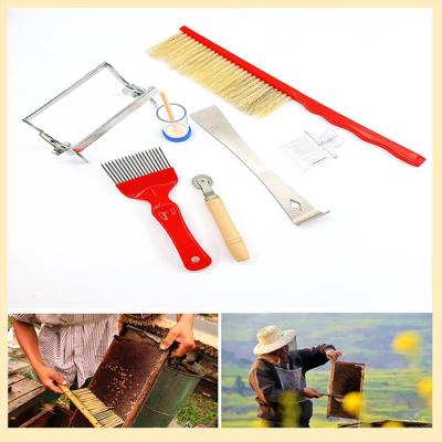 Cina L'apicoltura degli strumenti/utensili di apicoltura 7 pezzi ha messo del embeddi ape-spazzante della gabbia di re della clip della milza dell'ascensore del coltello dell'ago della ruspa spianatrice in vendita