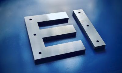 Cina 4 il trasformatore della laminazione del centro dell'en 10106 EI dei fori ha laminato la lamiera di acciaio di nucleo magnetico in vendita