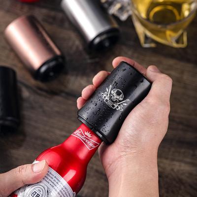 Cina Apritore di bottiglie di birra magnetico Gadget da cucina in acciaio inossidabile Apritore automatico di bottiglie Magnete attira tappi in vendita