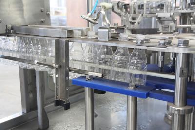 Cina coperchio a vite di triplo dello SpA 7.5kw di 18000Bph Juice Bottle Filling Machine in vendita
