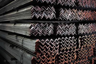 Chine La norme ASTM Q235/Q345/SS400/ST37-2/ST52/Q420/Q460/S235JR/S275JR/S355JR HR de l'acier au carbone à barre d'angle égal 6m-12m à vendre
