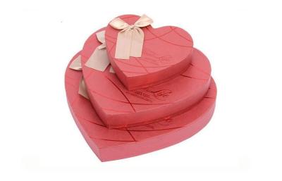 Cina Contenitori di regalo rossi pieghevoli del cartone, contenitore a forma di di cioccolato del cuore del cartone in vendita