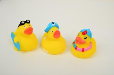Cina Le anatre di gomma di galleggiamento pesate del bagno dritto, sunglass hanno pesato le anatre di gomma gialle per il gioco della corsa dell'anatra in vendita