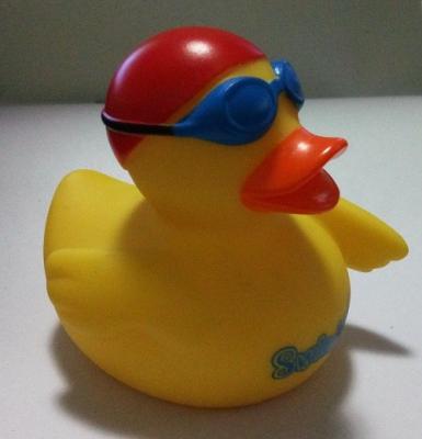 Cina Le anatre di gomma pesate vasca da bagno amichevole eco- inoffensive per i bambini inondano l'anatra di musica pesata OEM in vendita