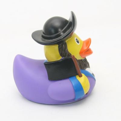 Cina 9P liberano i giocattoli di gomma del bagno di divertimento dell'anatra del pirata porpora sicuro per la lunghezza dei bambini 7.5cm in vendita