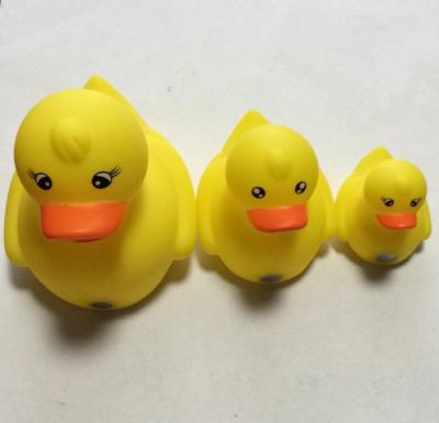 Chine Résistant à l'eau en caoutchouc de flottement jaune de canard de bébé de carnaval avec le connecteur de Magnecti à vendre
