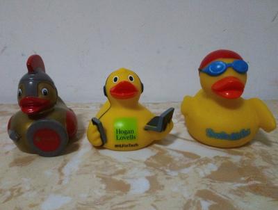 Cina La gomma pesata mini giallo Ducks il vinile libero del ftalato del ragazzo dello studente del fumetto in vendita