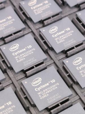 中国 10CL016YU256I7G ICの集積回路BGA256の新しく、元の本物 販売のため