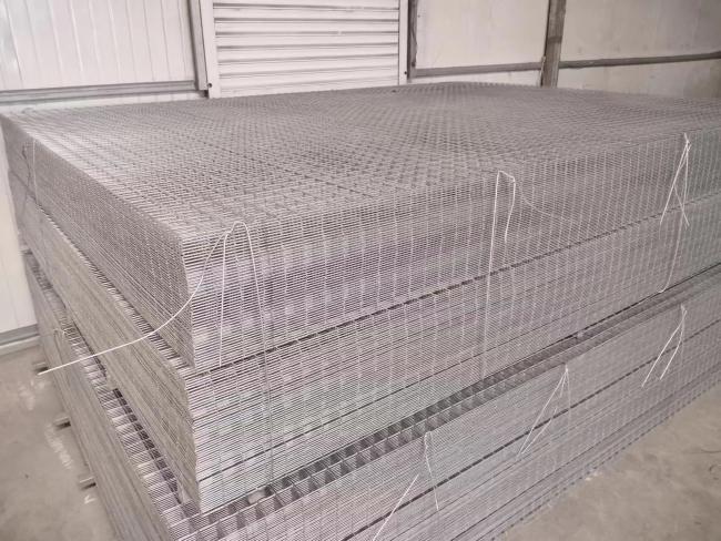 Il rotolo caldo su misura del ferro galvanizzato di dimensione ha saldato la rete metallica per l'azienda agricola