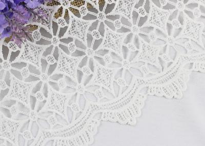 Chine Tissu de maille brodé nuptiale blanc de Dubaï par la cour soluble dans l'eau avec le bord cranté à vendre