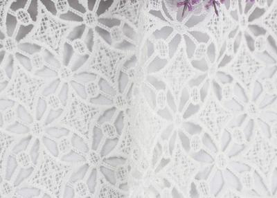 Chine Tissu de maille brodé nuptiale blanc de Dubaï par la cour soluble dans l'eau avec le bord cranté à vendre