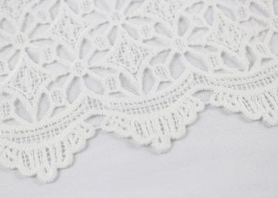Chine Tissu de maille brodé nuptiale blanc de Dubaï par la cour soluble dans l'eau avec le bord cranté à vendre