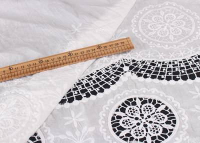 Chine Azo de tissu de dentelle brodé par oeillet de coton librement teignant la rétro fleur creusée à vendre
