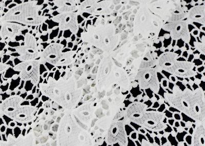 Chine Tissu soluble dans l'eau de dentelle de guipure florale de Schiffli avec la poly soie laiteuse par le GV à vendre