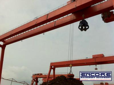 Chine 35 tonnes de + grue de portique électrique de double poutre résistante 35 tonnes avec le grippage et mandrin magnétique la cour de chute à vendre