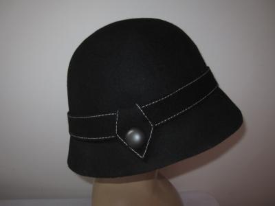 中国 自己のウールのフェルトのトリミングおよびバックルが付いている偶然の冬の Cloche の女性ウールのフェルトの帽子 販売のため