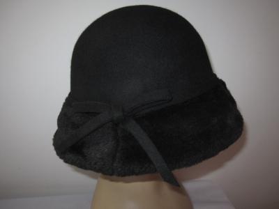 中国 毛皮が付いている黒い Cloche 100% のウールのフェルトの帽子は冬のための縁を覆いました 販売のため