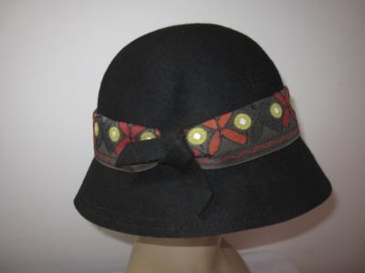 中国 女性のウールのフェルトの帽子、ニース パターン生地バンド トリミングが付いている方法 Cloche の帽子 販売のため