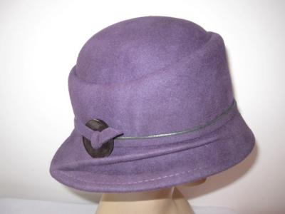 中国 女性のためのバックルのトリミングが付いている特別なブドウの Cloche のウールのフェルトの帽子 販売のため