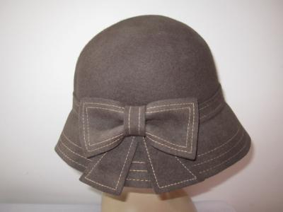 中国 オリーブ色の女性の Cloche のウールのフェルトの帽子、ウールの弓が付いている Clochet のウールの帽子 販売のため