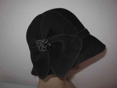 中国 黒い Cloche の女性および女の子のための大きい弓 Cloche のウールのフェルトの帽子 販売のため