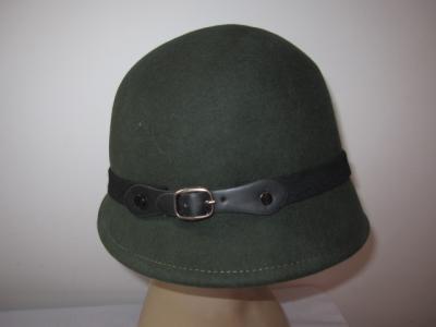 中国 革ベルトのトリミングとオリーブ色女性の Cloche 100% のウールのフェルトの帽子 販売のため