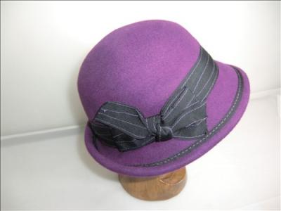 中国 謝肉祭、党のためのリボンのトリムが付いている Cloche の形の快適な女性の 100% のウールのフェルトの帽子 販売のため