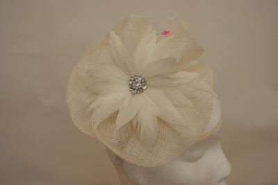 Cina Signore Fascinators bianco di Sinamay per la chiesa di nozze, fiore della piuma con il fermaglio del diamante in vendita