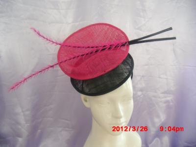 Cina Due cappelli delle signore Fascinator di forma di Sinamay con Coque mettono le piume a per il Natale, Halloween in vendita