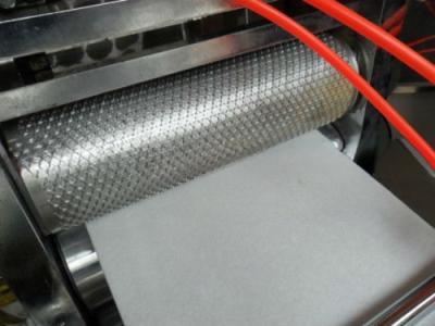 Cina Macchina di fabbricazione di cuscinetti di cotone personalizzabile per diverse dimensioni e forme in vendita