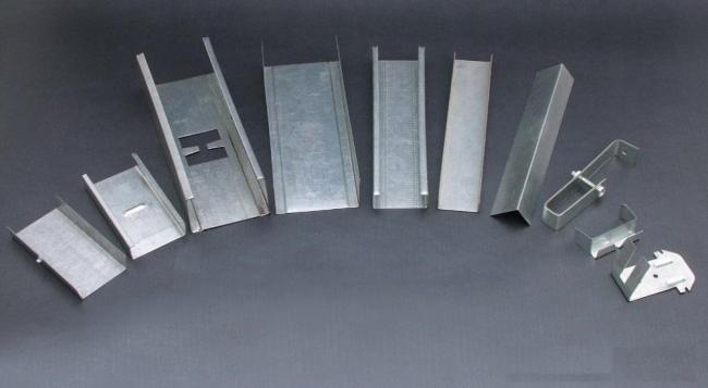 parafuso prisioneiro do metal e rolo da trilha que forma a máquina