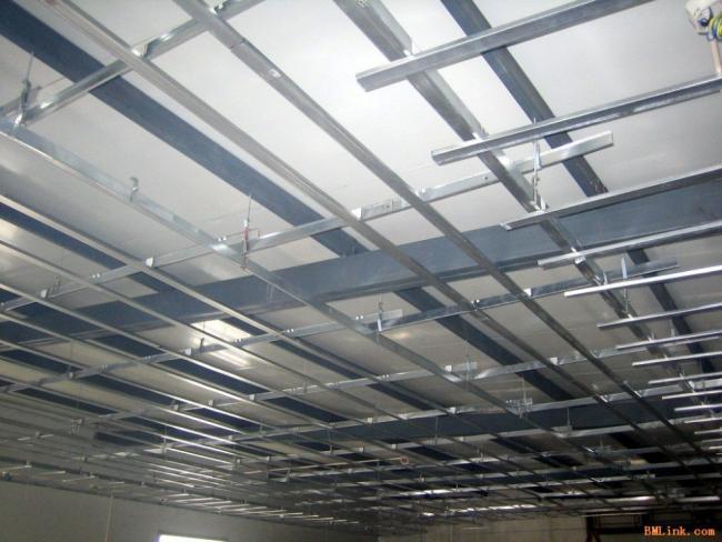 parafuso prisioneiro do metal e rolo da trilha que forma a máquina