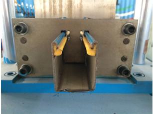 China U-Profilstäbeheller Kiel-Bolzen und Bahn-Rolle, die Maschine mit Kettenübertragungssystem bildet zu verkaufen