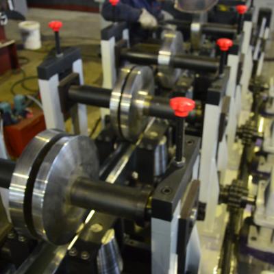 中国 1.2 - 2.0mm電流を通された鋼鉄ラッキングのビームは機械20ローラーの場所を形作ることを冷間圧延します 販売のため