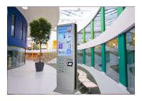 China Cacifos de carregamento do telefone celular 43 polegadas que anunciam o suporte do assoalho do Signage de Digitas à venda