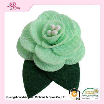 China El perno para hombre personalizado de la solapa de la flor de Camelliar de la tela modificó color para requisitos particulares en venta
