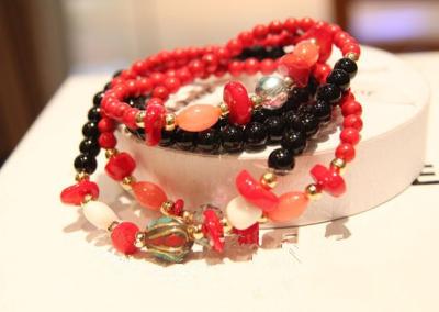 China Forme la imitación del cristal de cristal mezclado las pulseras del coral rojo en venta